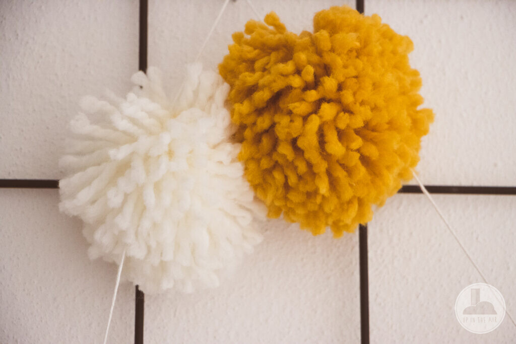 DIY pomponslinger; snel en gemakkelijk te maken - Up in the Air
