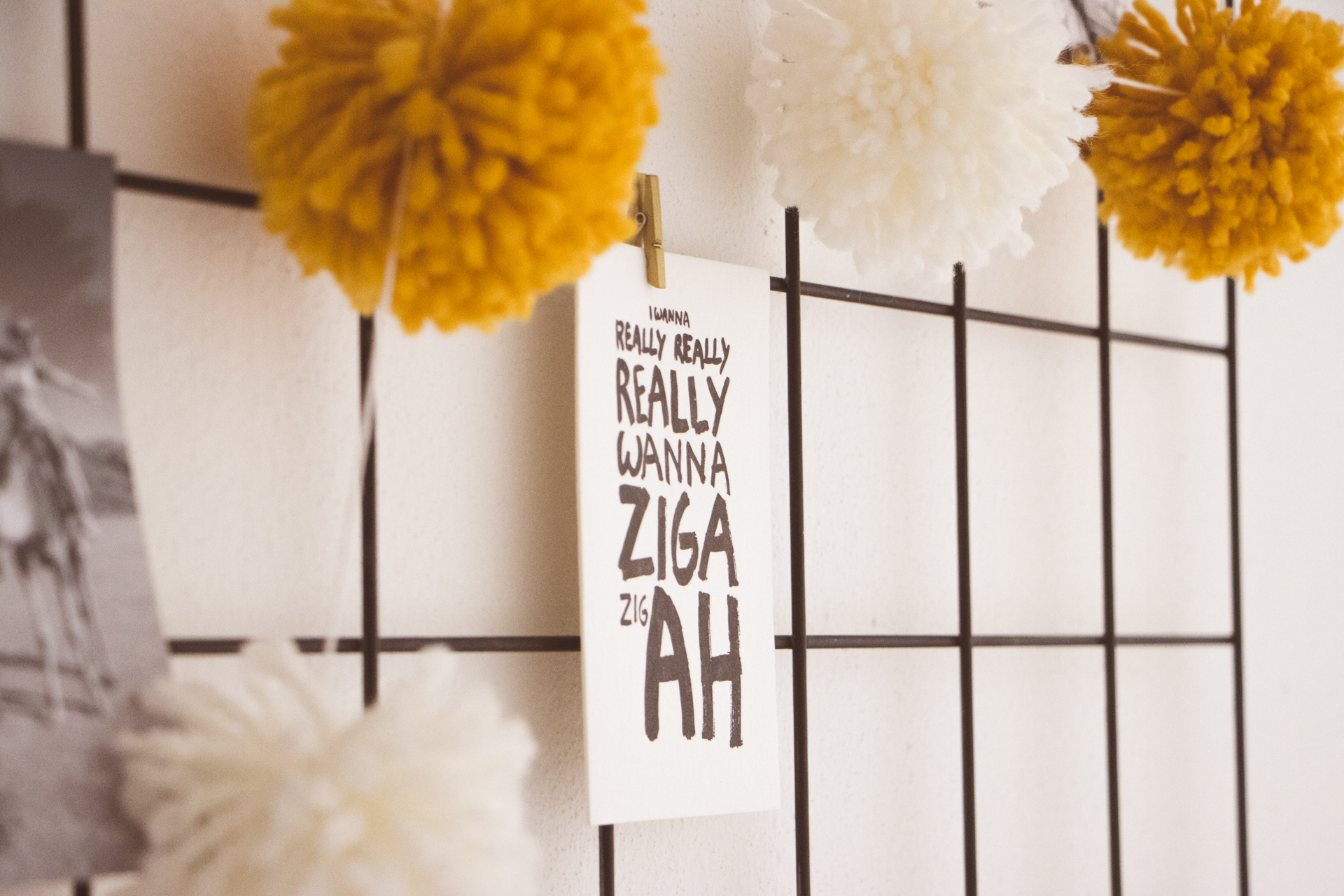 DIY pomponslinger; snel en gemakkelijk te maken - Up in the Air